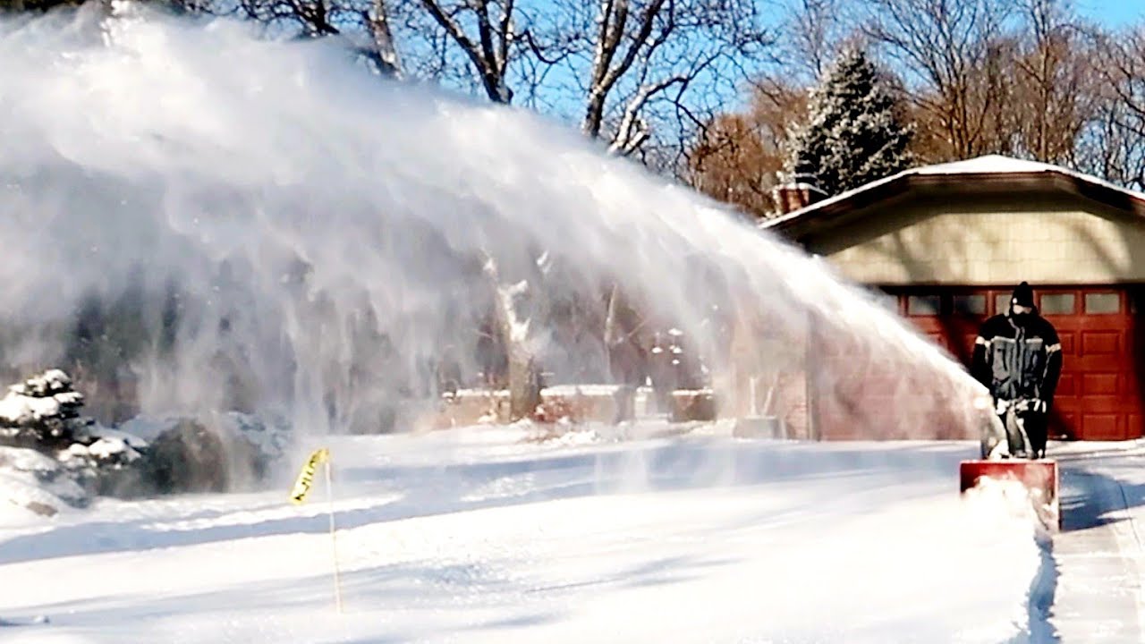 TORO Snowblower in ACTION / Power Max HD - YouTube