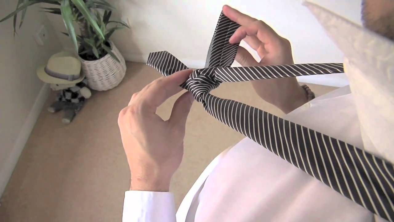 How to tie a Tie - The Windsor Knot - The Rules of Style - YouTube