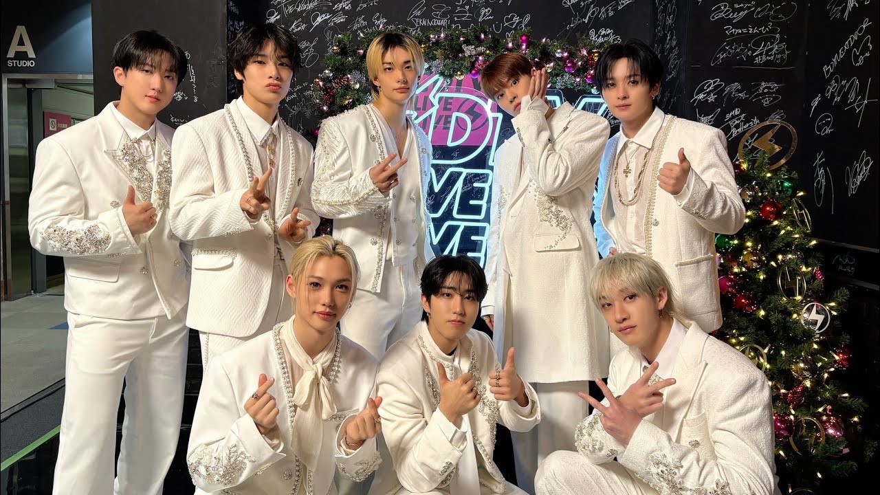 STRAY KIDS "CHRISTMAS LOVE" PERFORMANCE🎄🤍 - YouTube