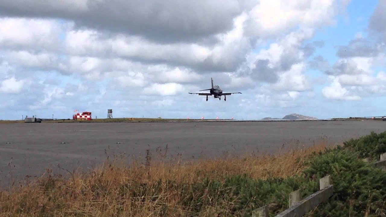 Hawk TMk2 Landing RAF Valley. Rhosneigr - YouTube