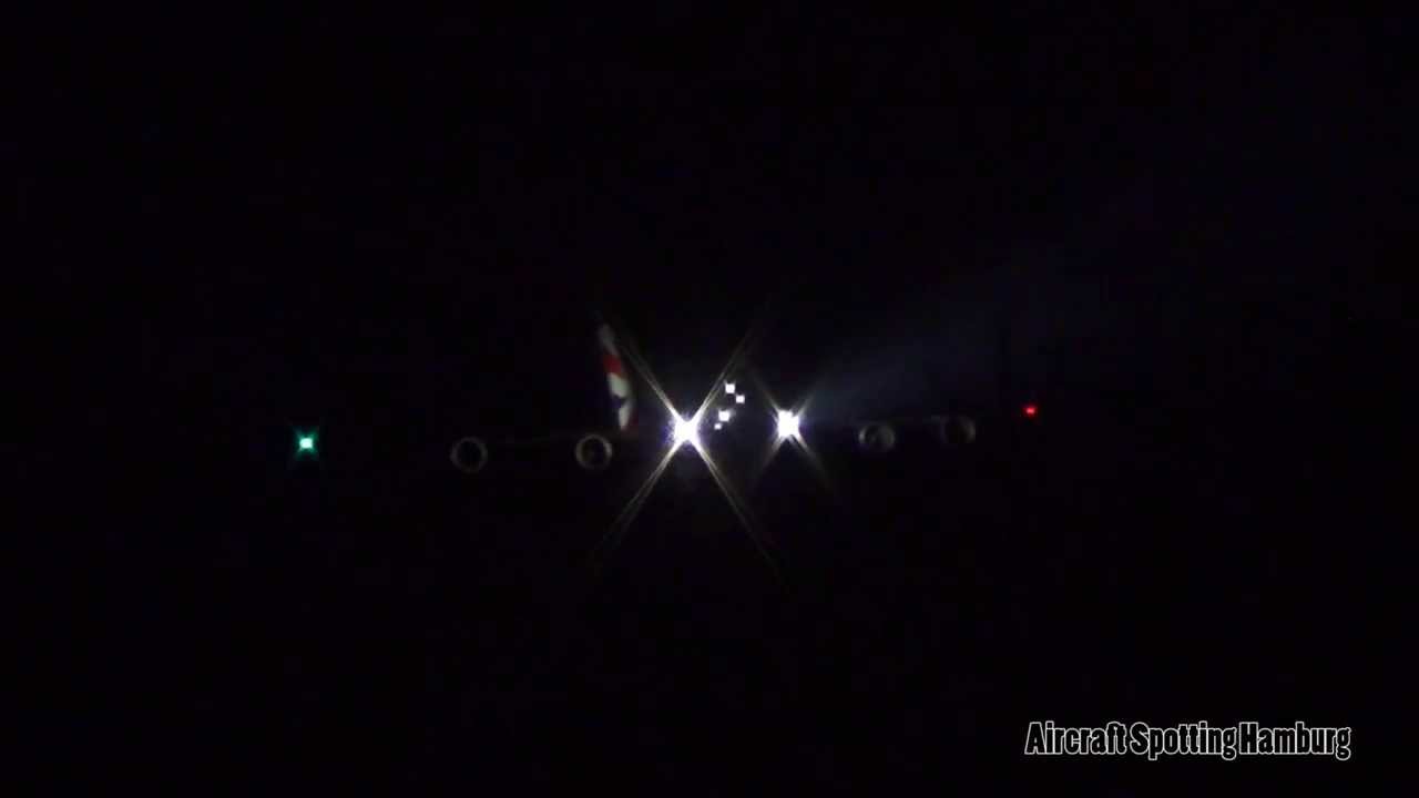 [Night] British Airways A380 Low Approach @ Hamburg Airport - YouTube
