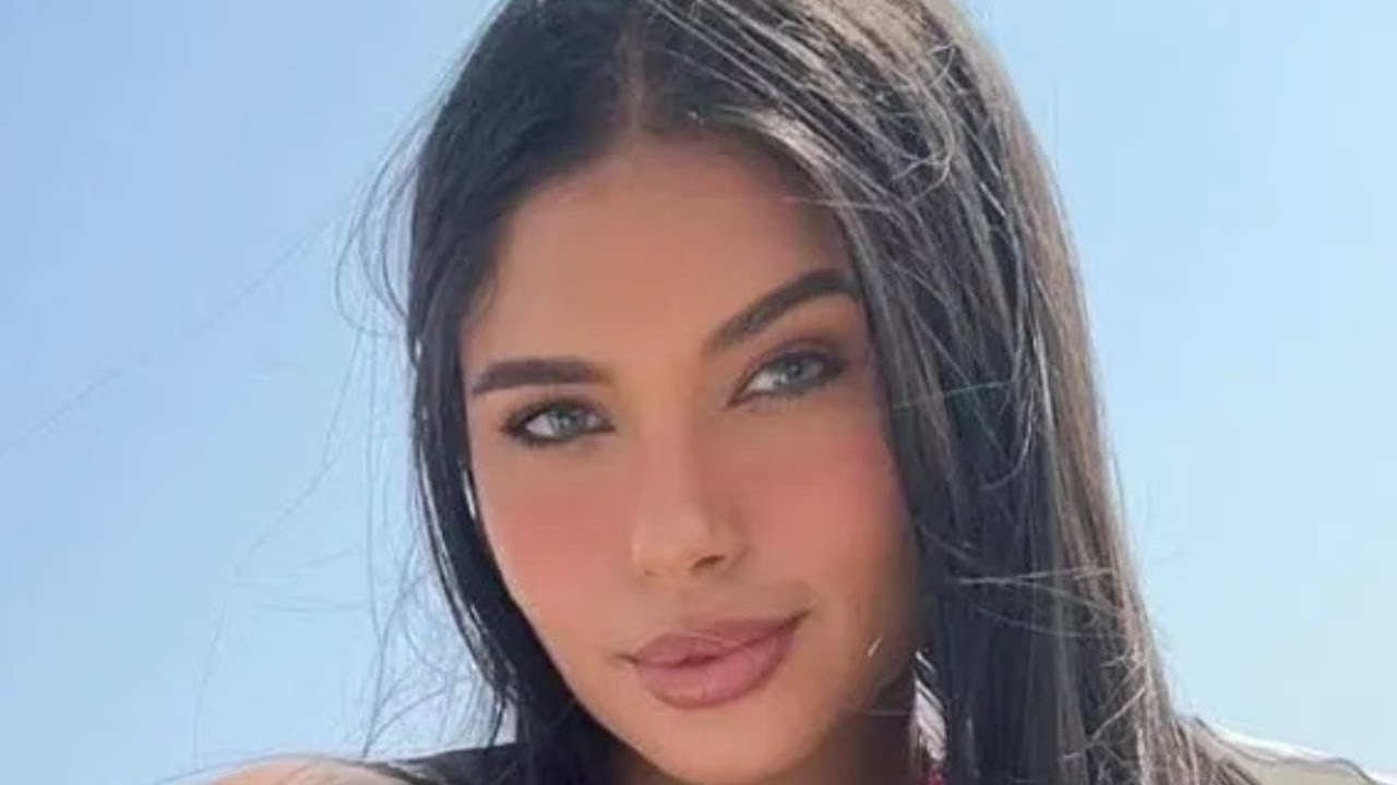 Ester Muniz DE BIQUINI M0STR0U O TAMANHO DE SUAS CURVAS PERFEITAS E BELEZA NATURAL - YouTube