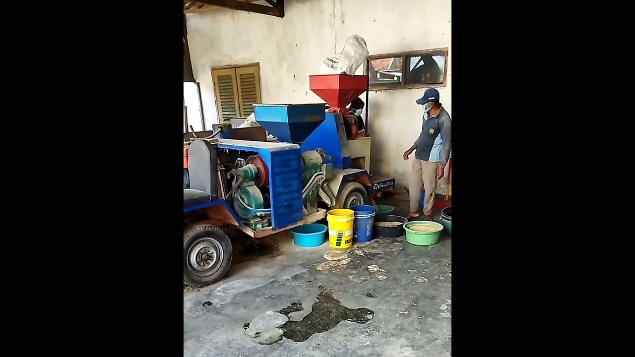 Melihat cara kerja selepan padi - YouTube