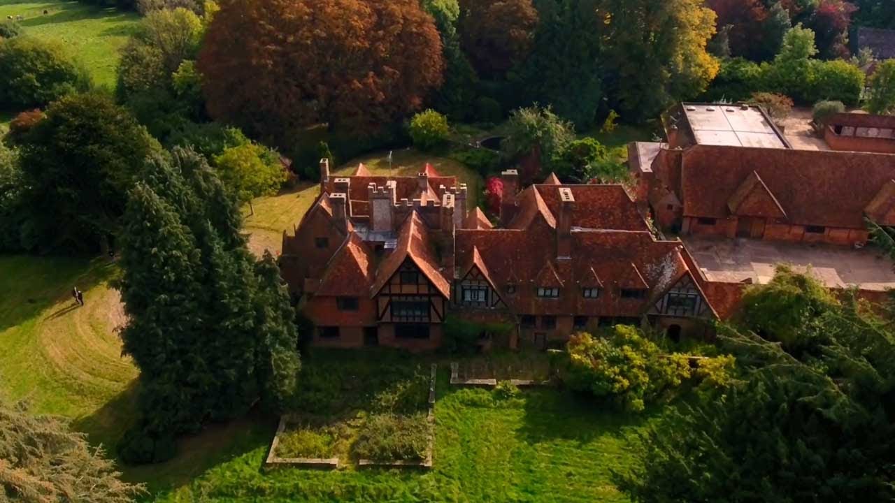 Explorers Discover Abandoned Pink Floyd Mansion - YouTube