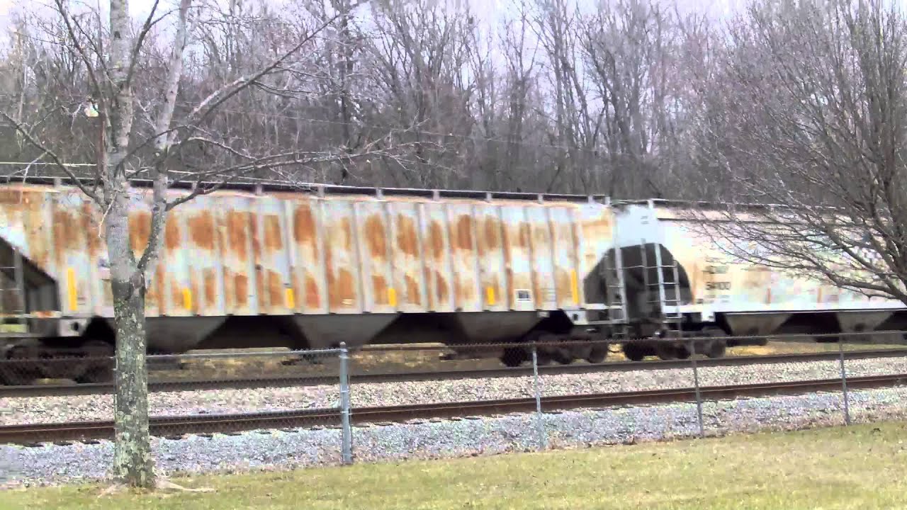 NS #8978 with UP SD70M leads a NS manifest through Oneida, TN - YouTube