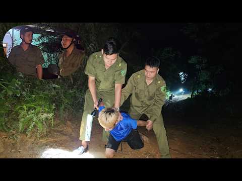 Police officer Hoang Manh, in coordination with police officer Chuc, arrested the blonde suspect.