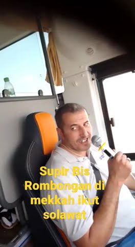 Supir Bis di mekkah ikut dzikir - YouTube