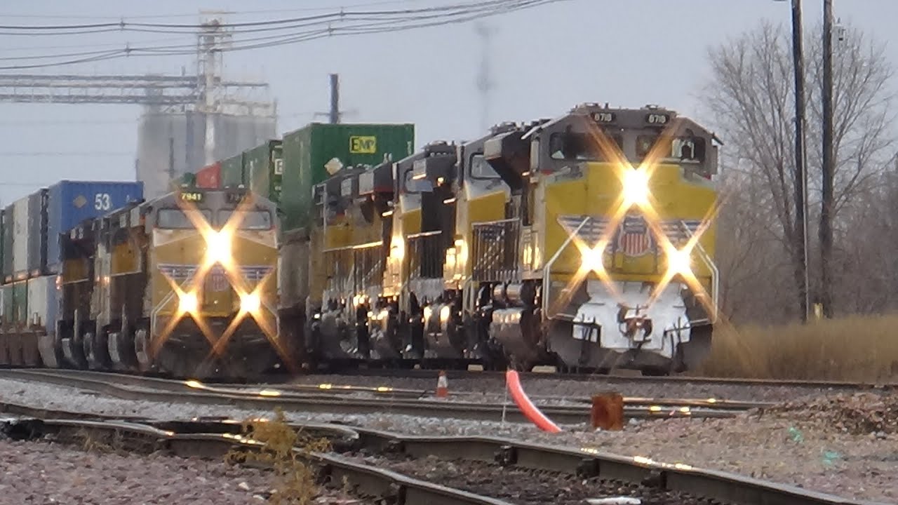 UP Clinton, IA Six trains at Fifth St including meets December 15, 2022 ...