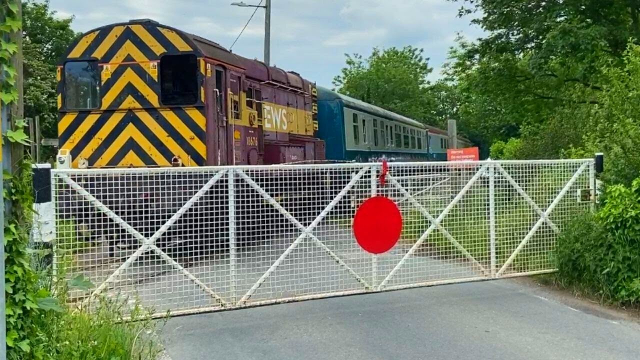 Heritage Railway at Shepherdswell Level Crossing, Kent - YouTube