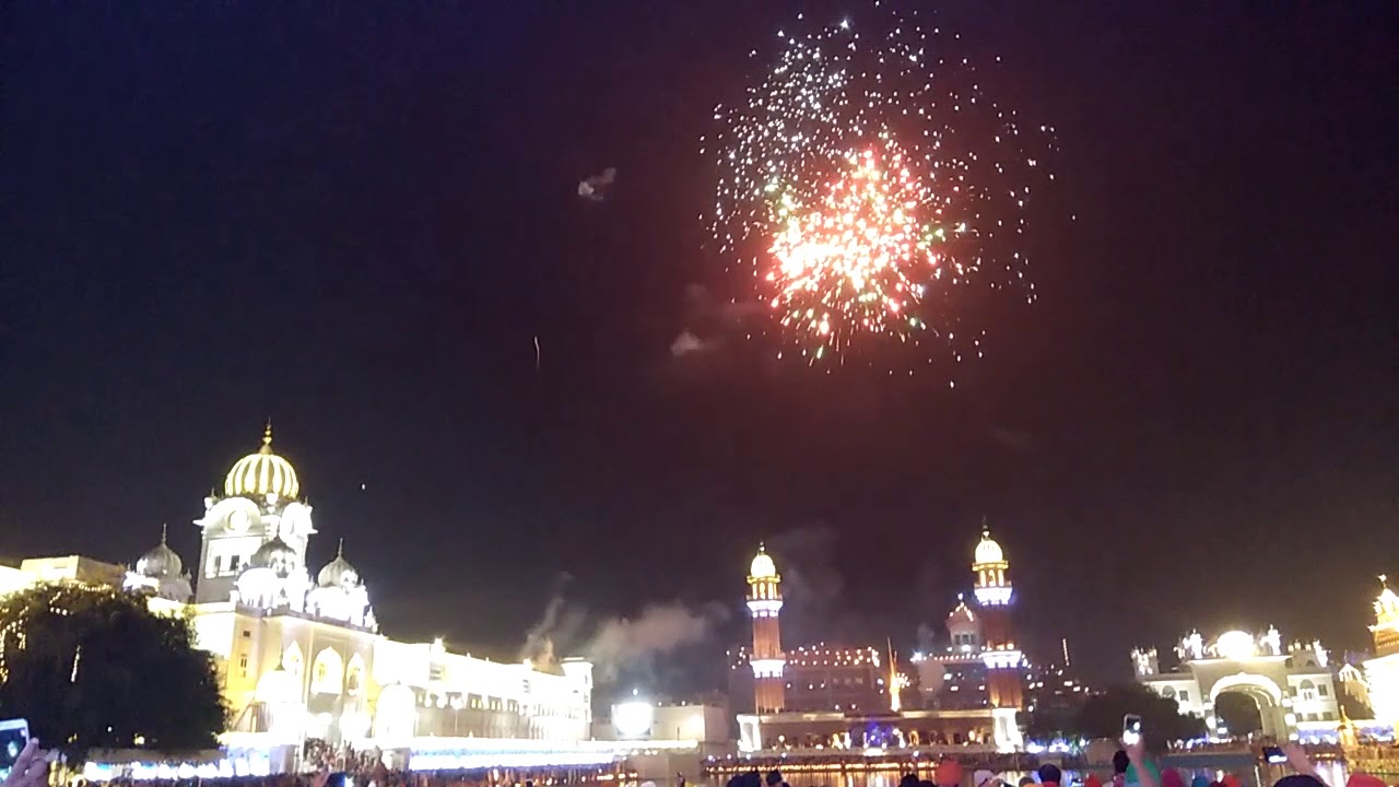Guru Ramdas Gurpurab in Golden Temple 2017,Beautiful fireworks at night ...