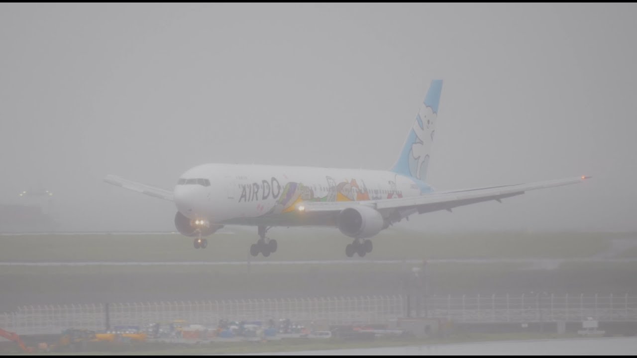 Boeing 767 Bad Weather Landing | Air Do at Haneda - YouTube