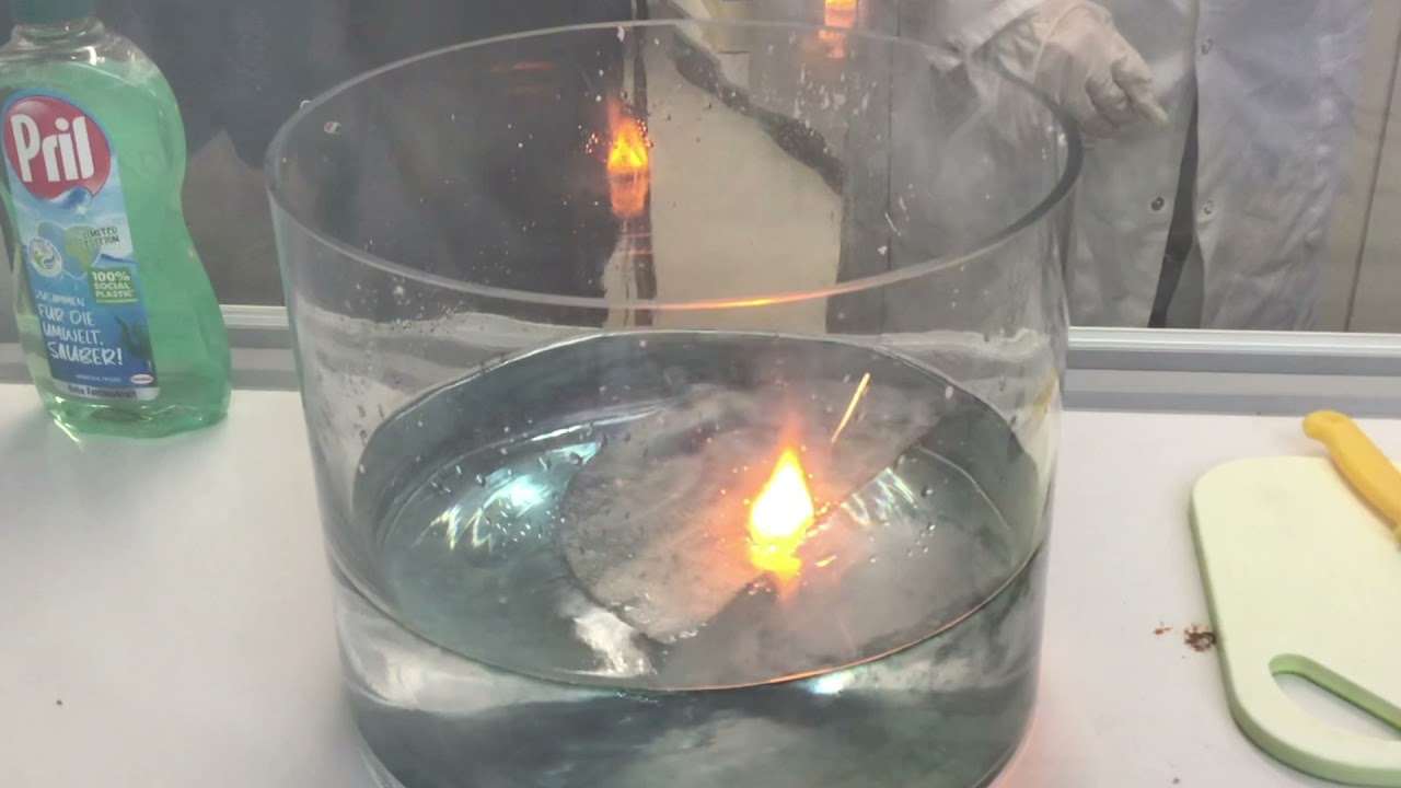 Natrium und Wasser - YouTube