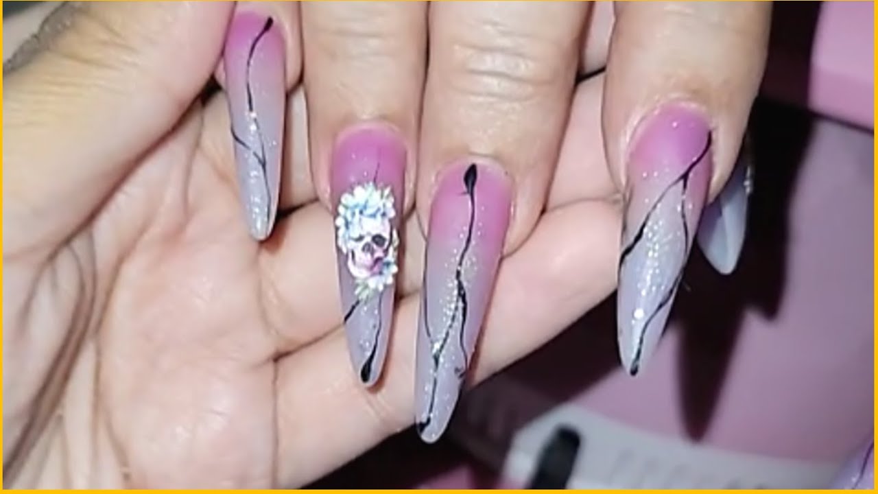 Decorate the full set of 1 set of nails and paint with a simple brush ...