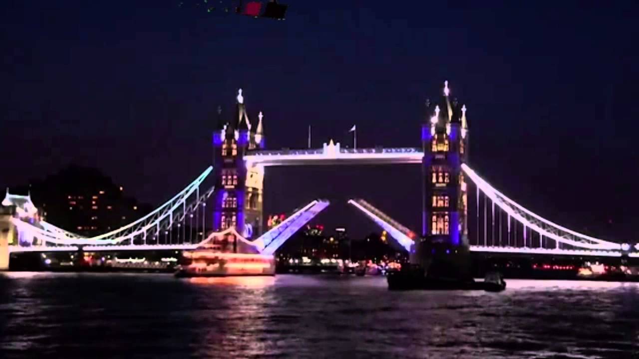 Santas sleigh spotted over London - YouTube