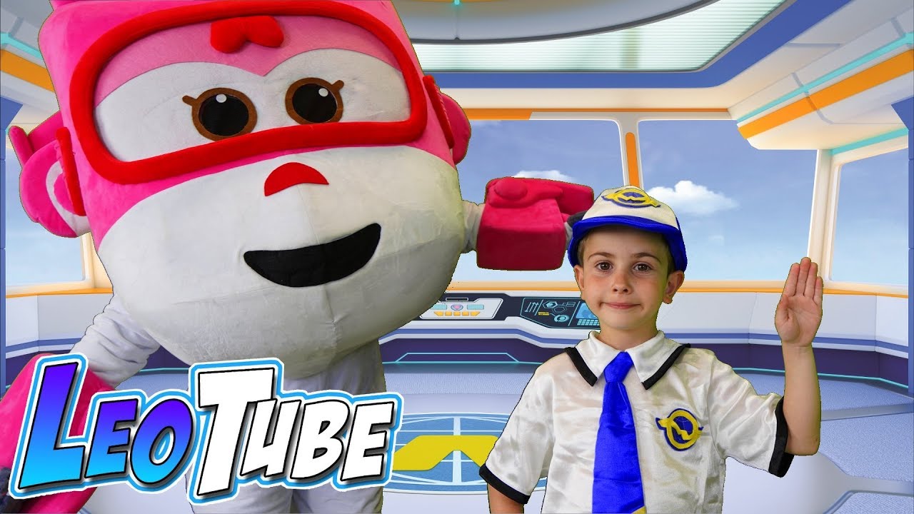 Leo visita el Aeropuerto de los Super Wings - YouTube