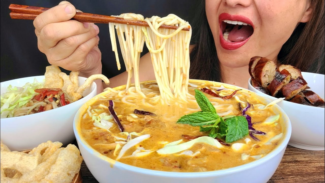 EATING KAPOON CURRY NOODLES SAUSAGES SPICY PAPAYA SALAD ASMR MUKBANG ...