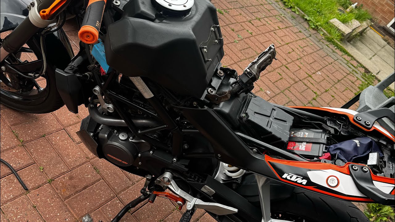 KTM Duke 125 Fuel Filter Replacement - YouTube