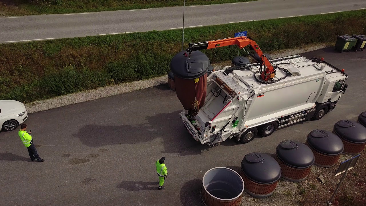 Tømming av nedgravde molok containere med renovasjonsbil - YouTube