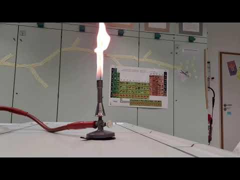 Science basics: How to use a Bunsen Burner - YouTube
