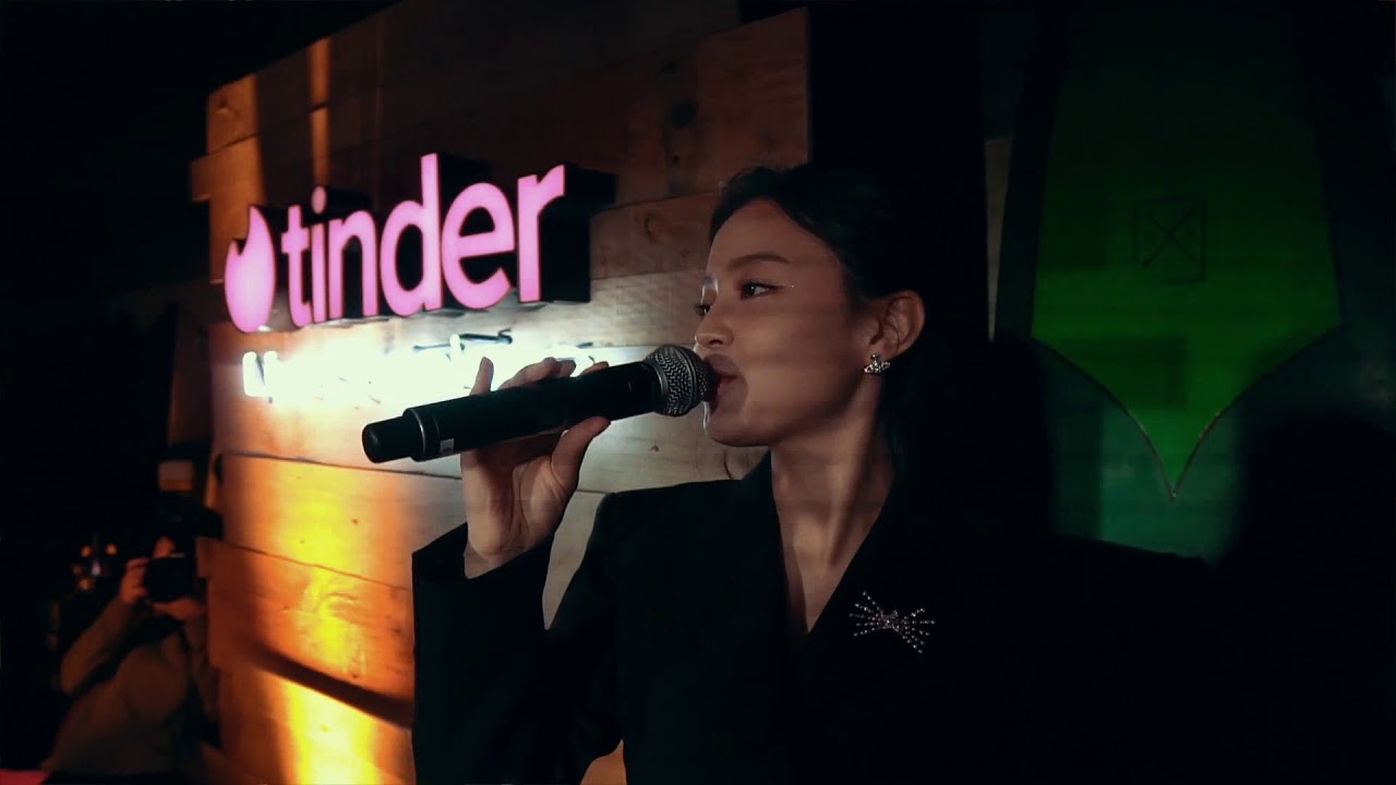 틴더의 첫 번째 시크릿 콘서트 | Tinder Live Sessions | #1 Lee Hi - YouTube