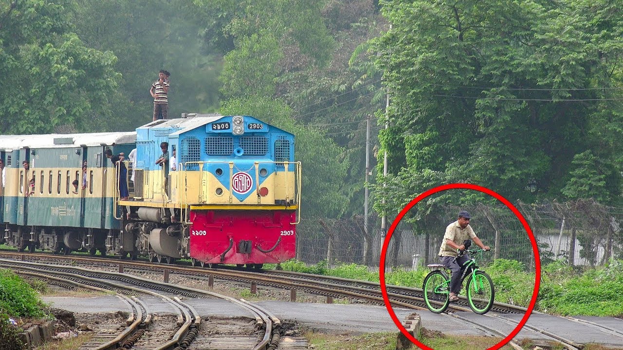 Agnibina Express passing under the Banani Flyover Bangladesh Railway ...