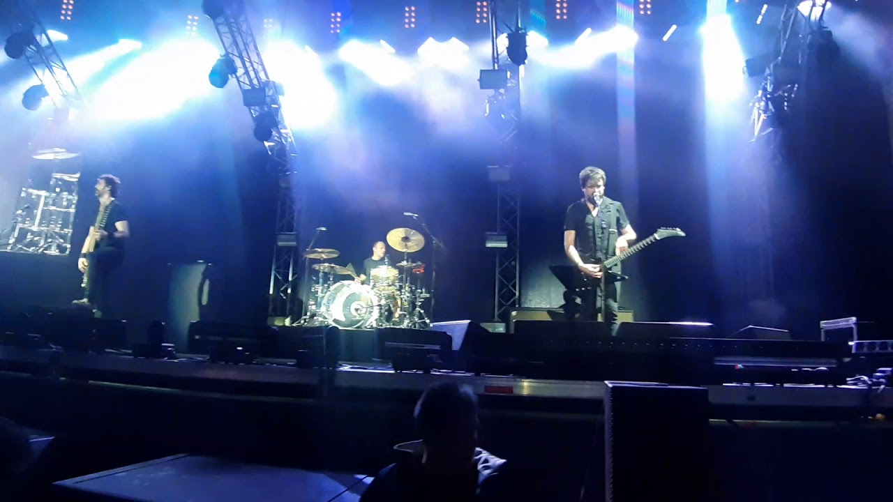 Berri Txarrak - Jaio.Musika.Hil - Navarra Arena 2019 - YouTube