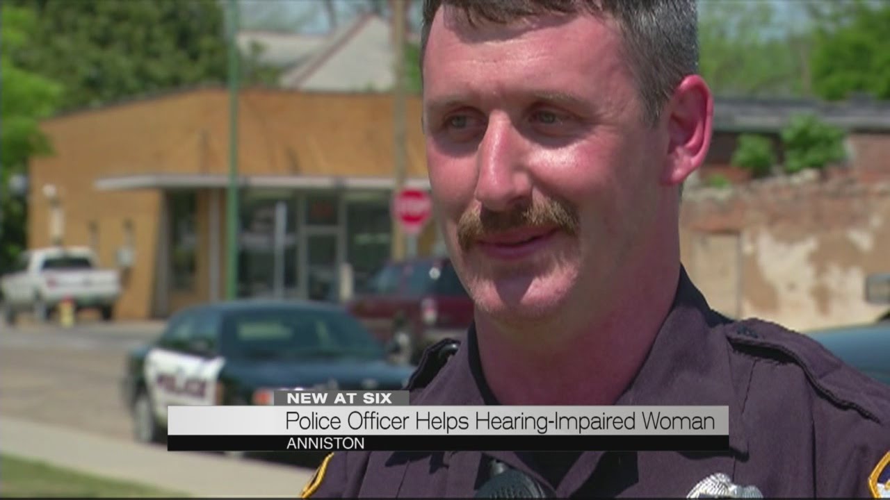 Police Officer Helps Hearing-Impaired Woman - YouTube
