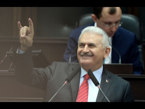 Başbakan Binali Yıldırım'dan bozkurt işareti