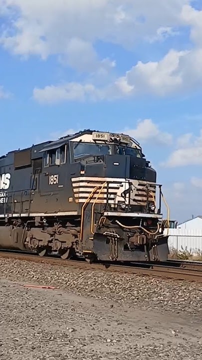 NS 1851 (Last SD70ACC built) trailing nose out on NS 19M #norfolksouthern #emdtrain - YouTube