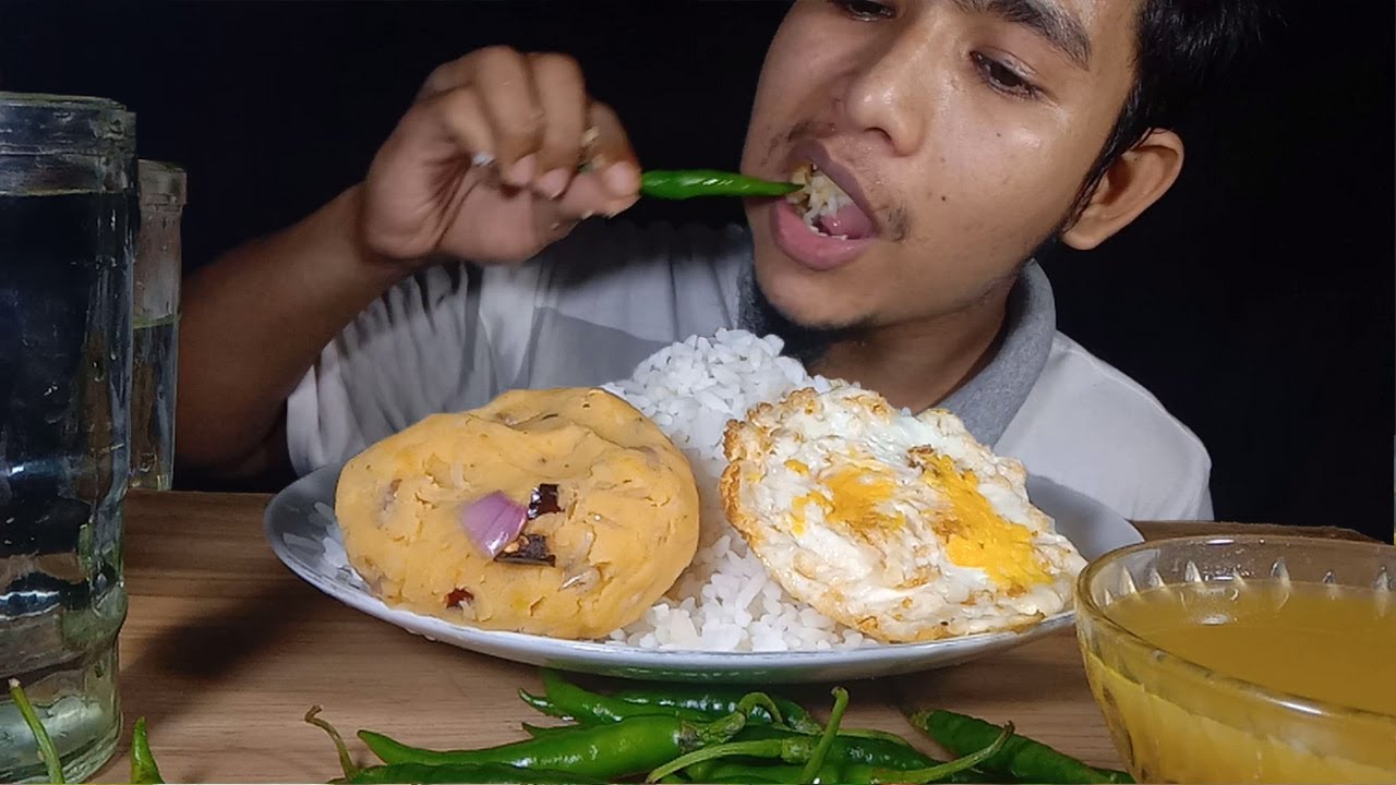 EATING SPICY ALOO BORTA // DAL // ALOO BHORTA // DAL CHAWAL // OMELET ...