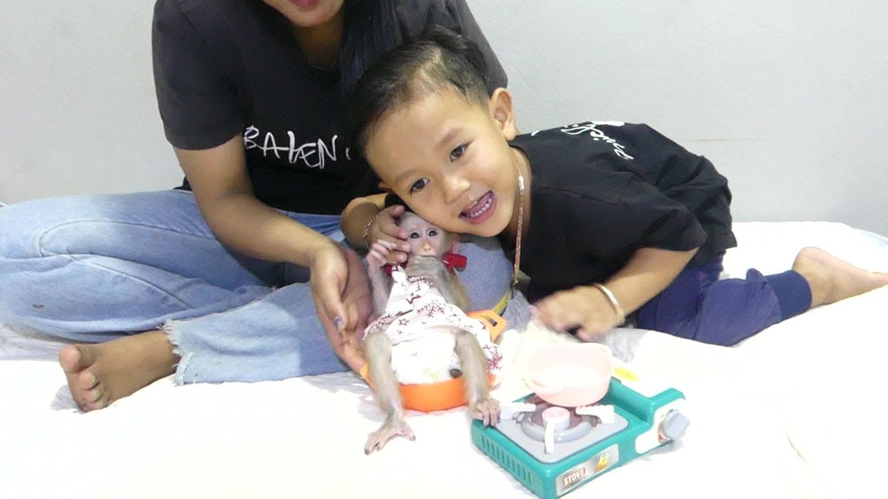 Little Boy Menglong Sweet Comfort And Bring Baby Girl Elan Playing So ...
