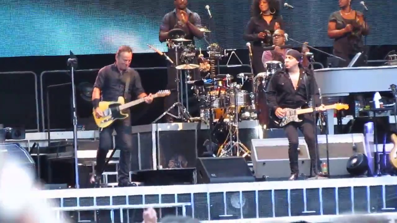 Bruce Springsteen, Badlands, Wembley 2013 - YouTube