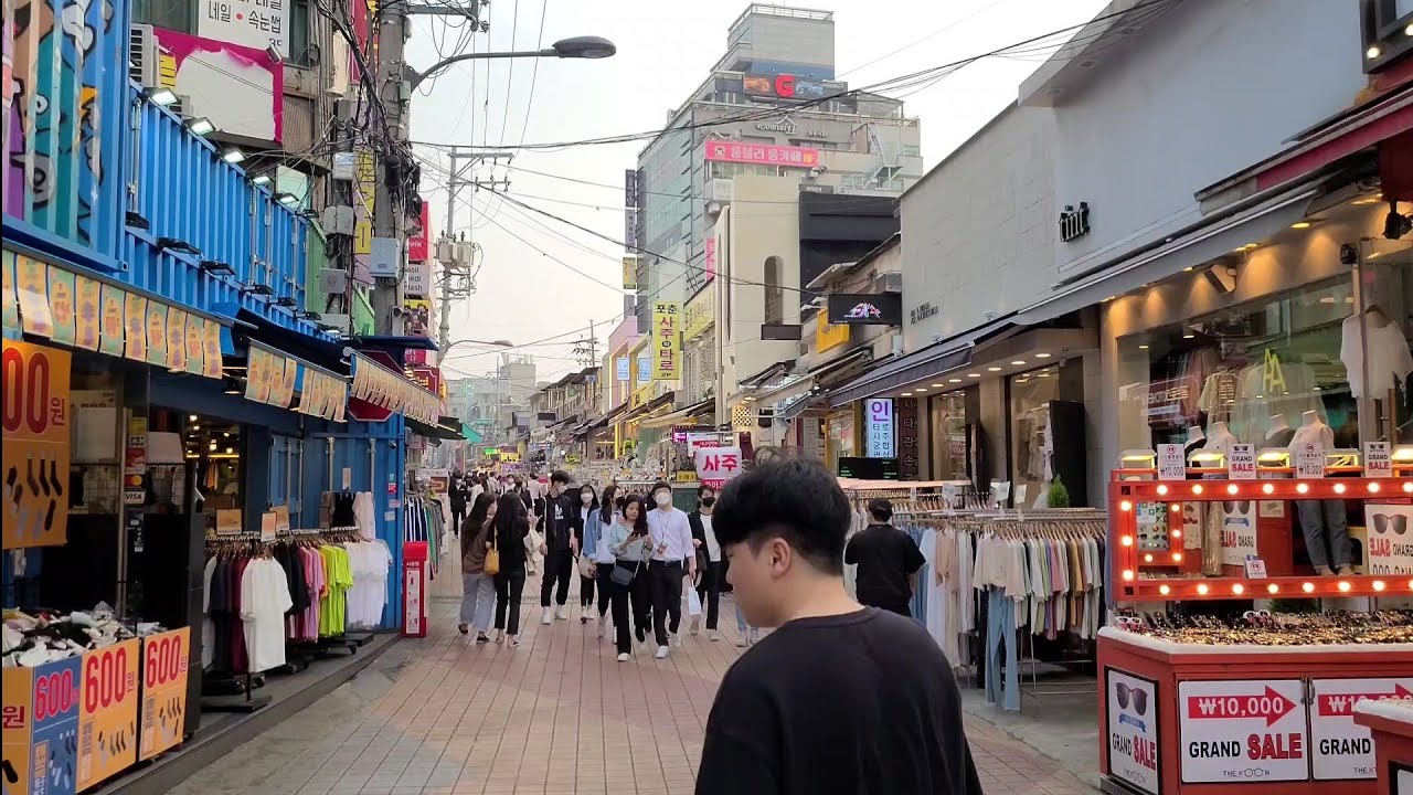 [4K] Let's walk around Hongik University Station at 5pm on Sunday 홍대입구역 ...