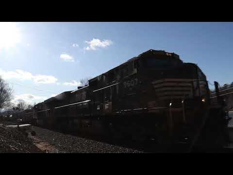 NS P60 charges out of Asheville with Thoroughbred Dash 9 leading - YouTube
