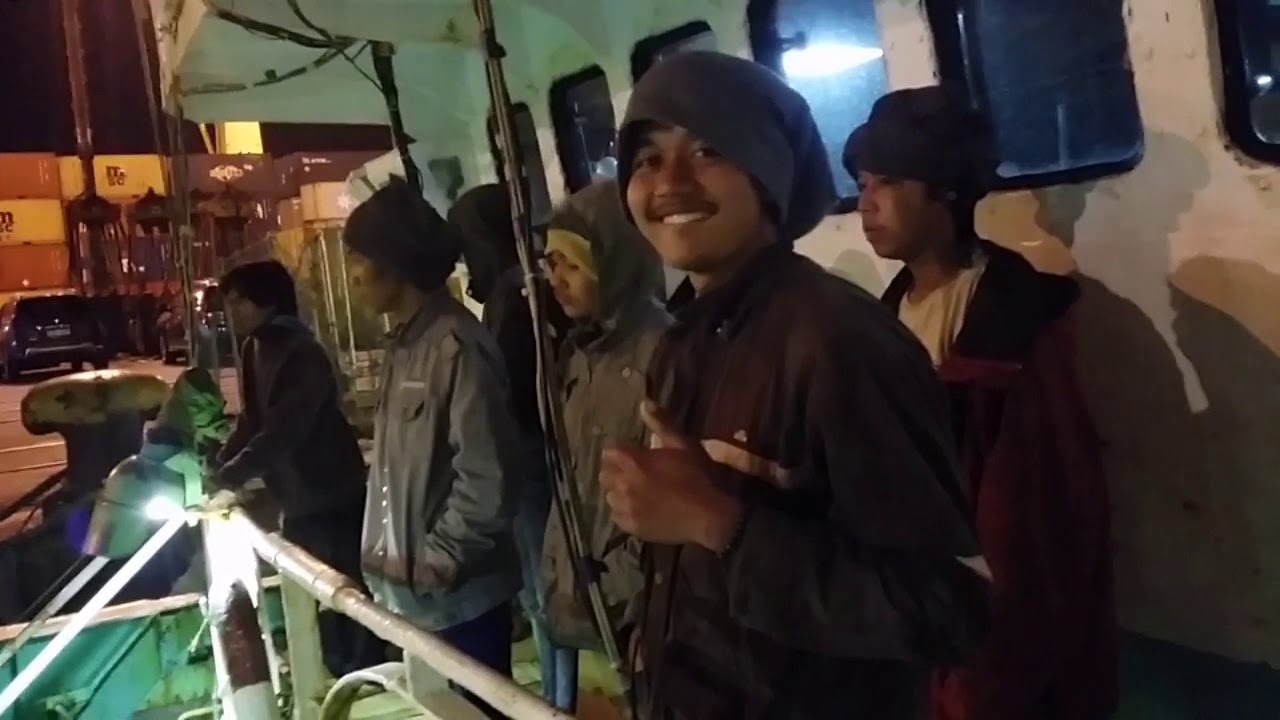 Proses bongkar ikan kapal long line taiwan - YouTube