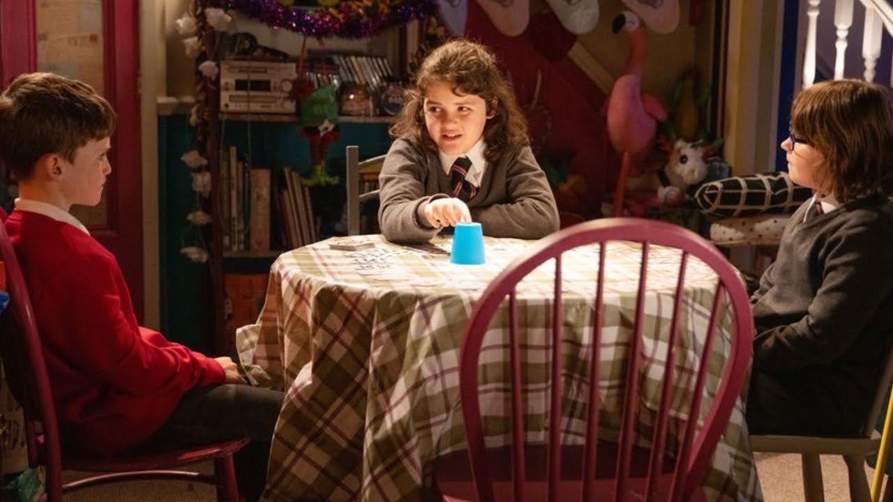 Hope Tries Talking To The Dead (Coronation Street Spoiler) - YouTube