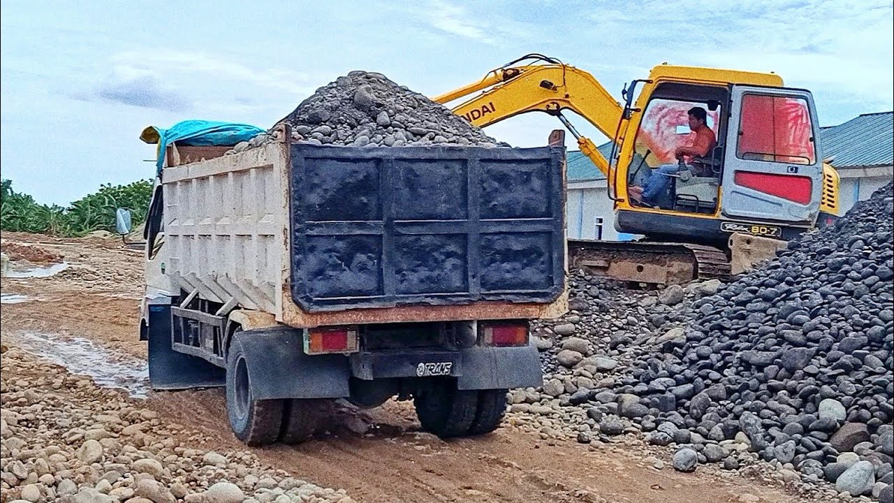 DUMP TRUCK, Mobil Truk Isuzu Elf Macan Jomplang Muatan Pasir Batu - YouTube