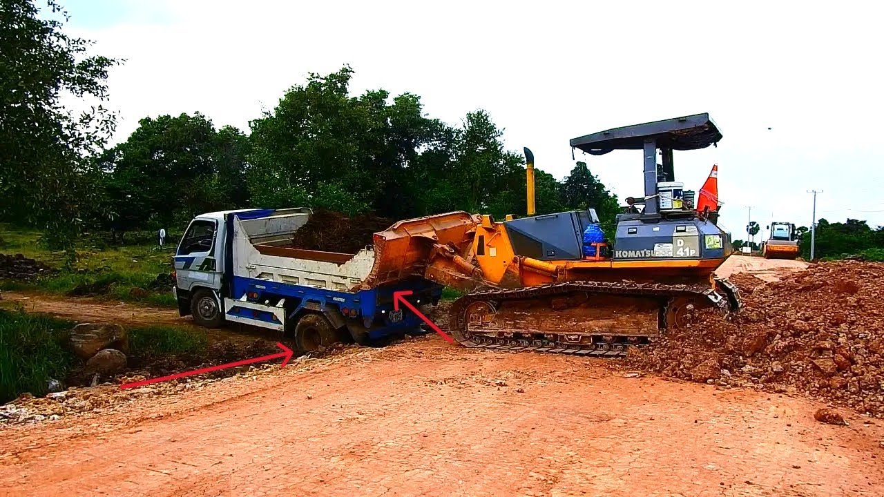 So Very Strong Bulldozer KOMATSU D41 To Pushing Dump Truck 5ton Stuck ...
