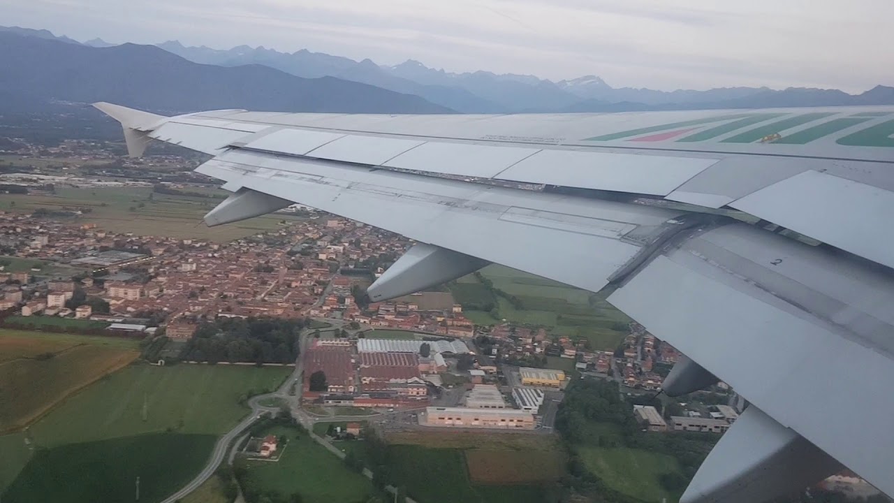 Il nostro primo decollo in aereo - YouTube