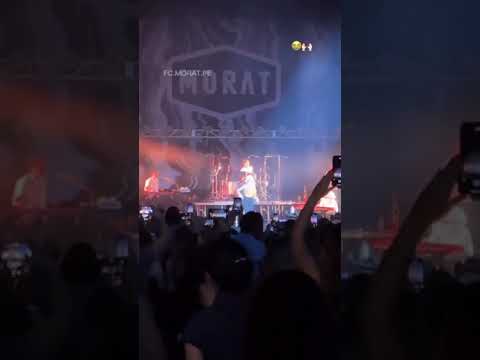 Danna paola y morat cantando en vivo IDIOTA