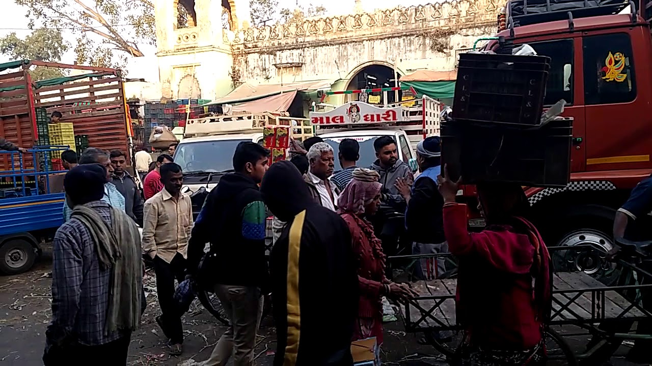 Vadodara khanderao market traffic - YouTube