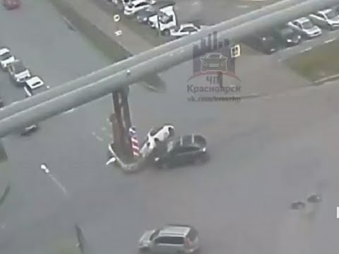 В Красноярске водитель «Лексуса» перевернул иномарку
