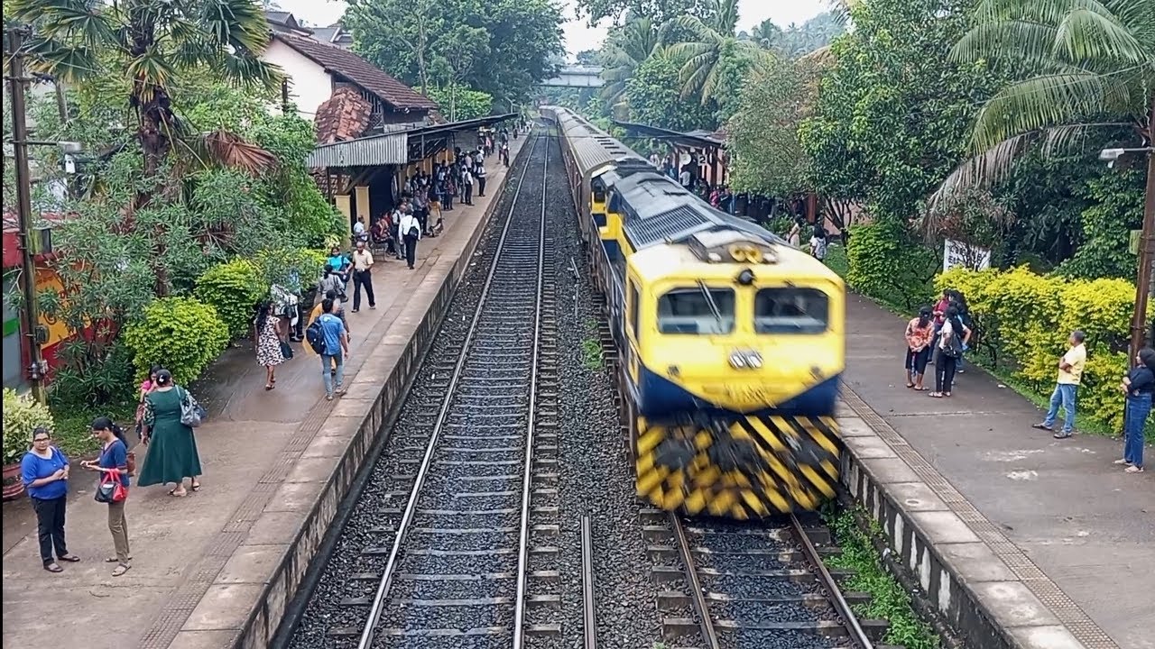 M11 Yellow Indian Train 🚄 Diesel Electrical Power Coach Sri Lanka ...