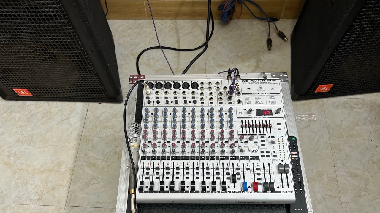 Mixer bãi Behringer eurorack ub1832fx pro - YouTube