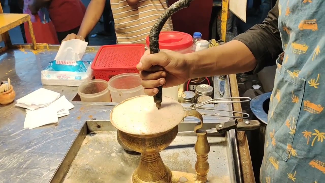 200 Years Traditional Tandoori Chai | Poran dhaka Famous Tea Making ...