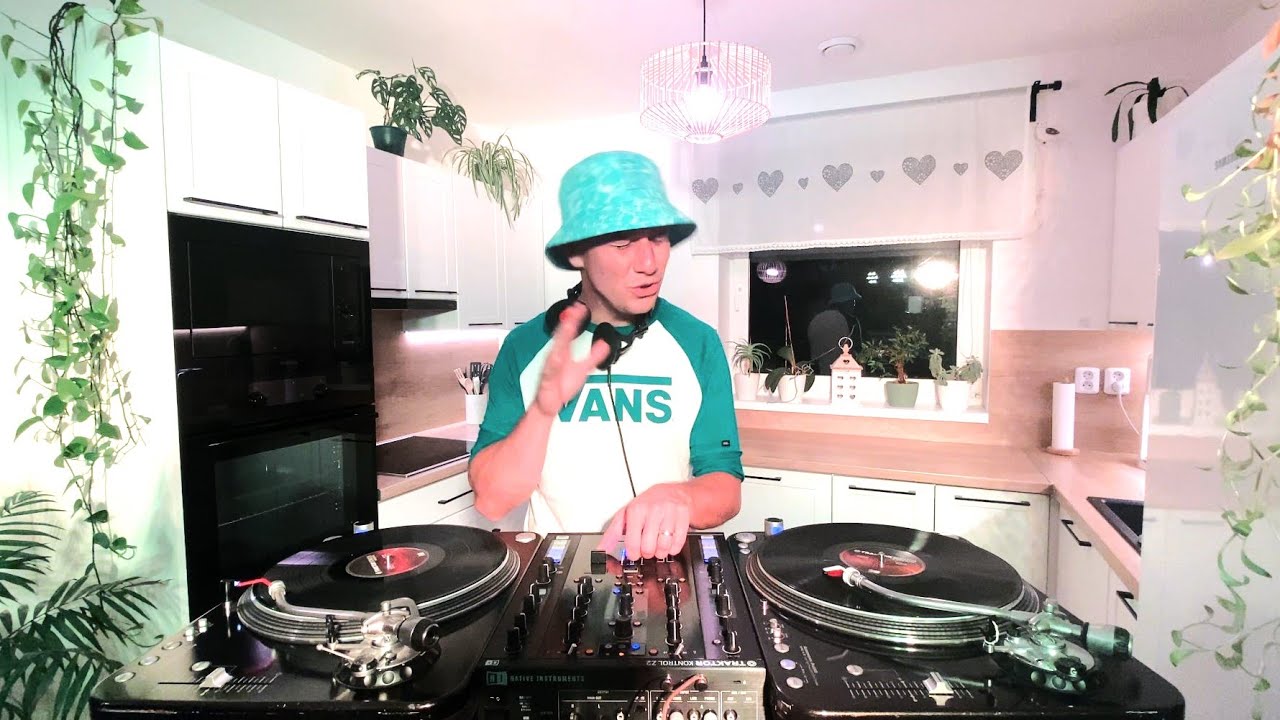 Groovy House Music & UKG Mix | Evening Kitchen Session - YouTube