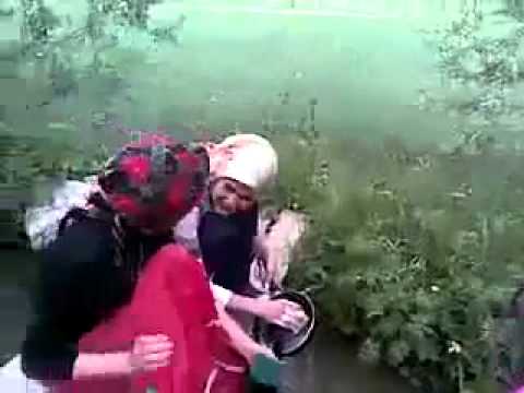 Derede bulaşık yıkayan türbanlı kızlar