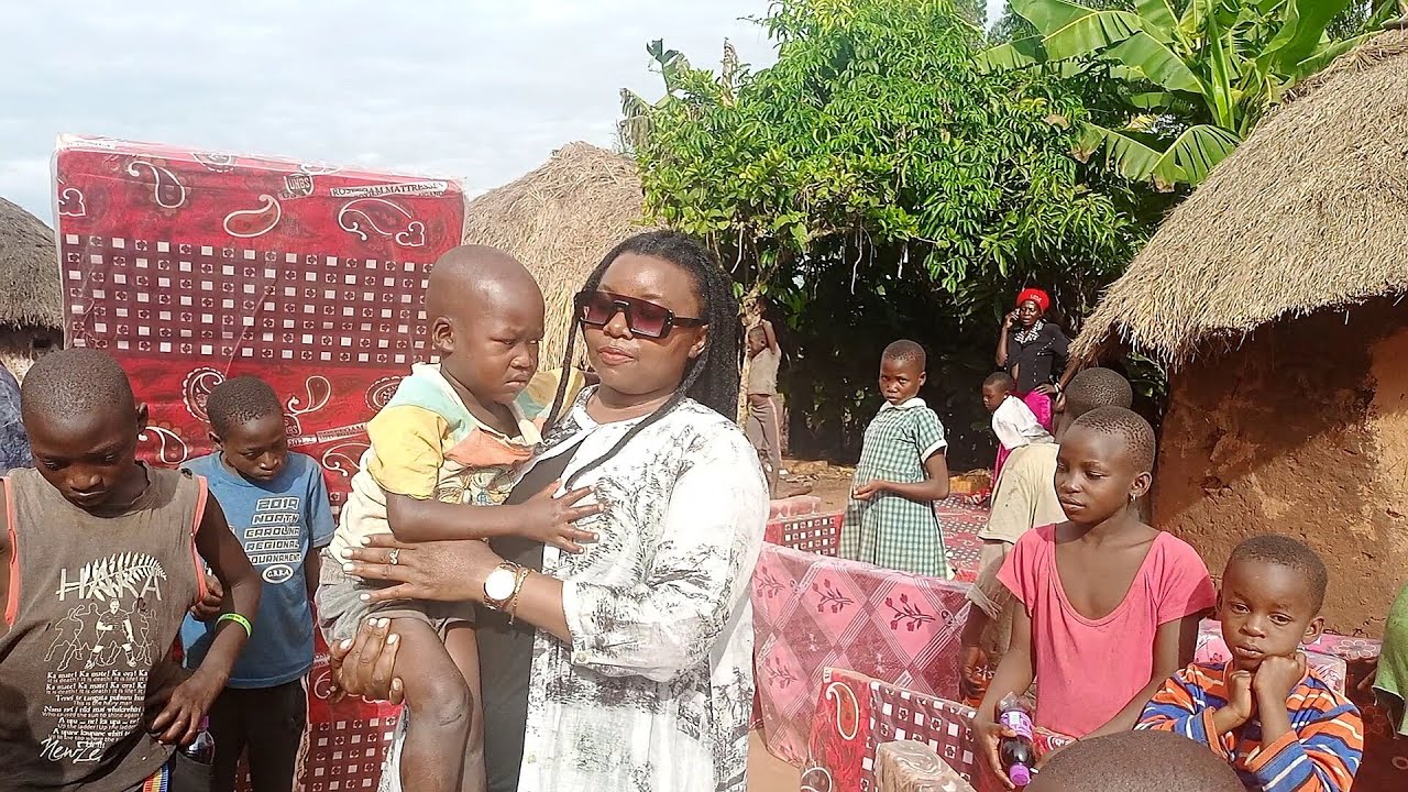 Musawo Mercy Helping The Needy On Xmas Luweero District - YouTube