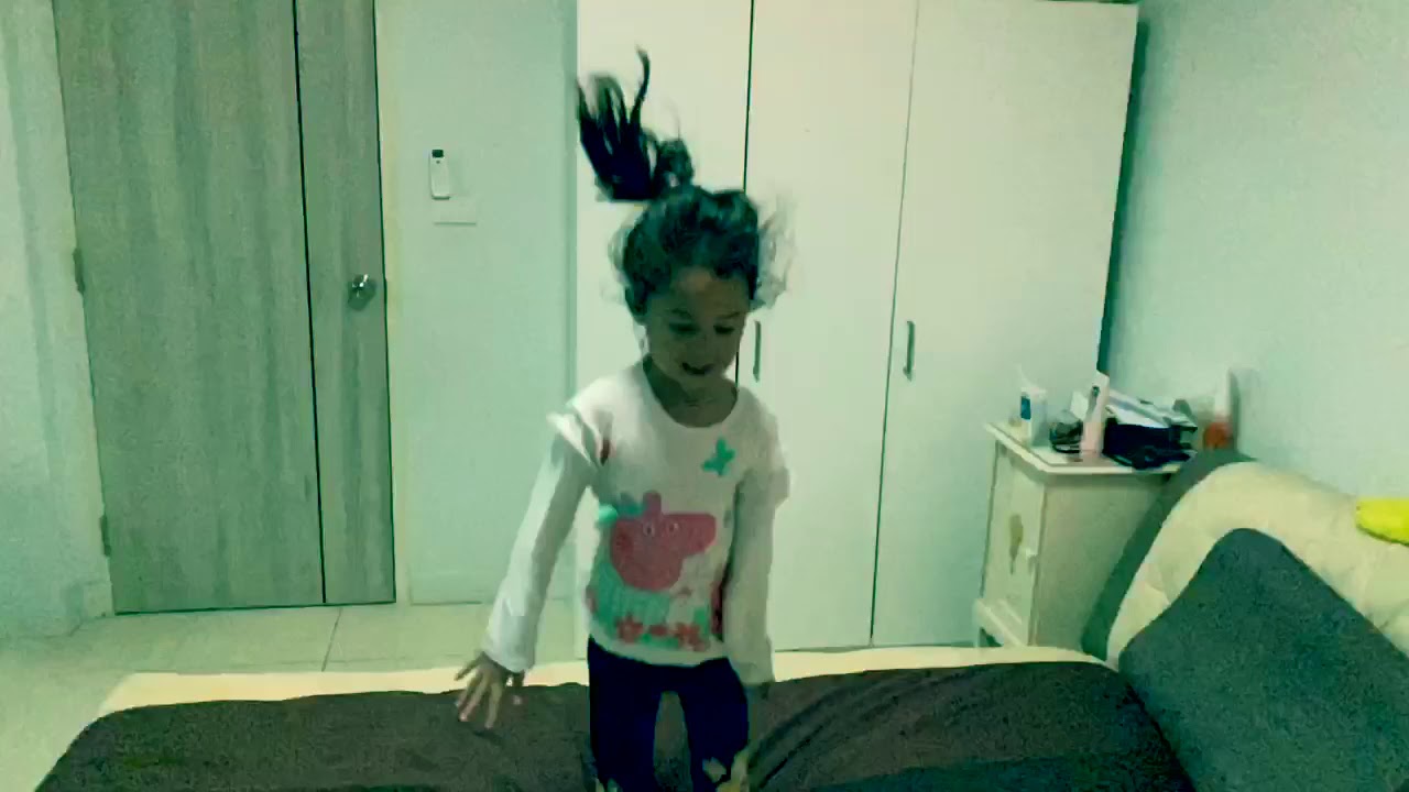 Slow-mo Jump and play ตีลังกาแบบสโลว์โมชั่น - YouTube