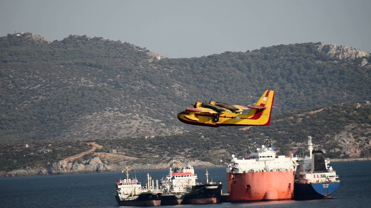 Υδροληψία Canadair στην Ελευσίνα εν όψει της πυρκαγιάς στα Βίλια - YouTube